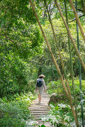 灰色防晒衣夏季徒步旅行男生人物摄影图片模板下载-编号5010002-众图网