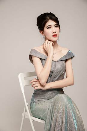 白色折叠凳鱼尾晚礼服美女人物摄影图片模板下载-编号4939749-众图网