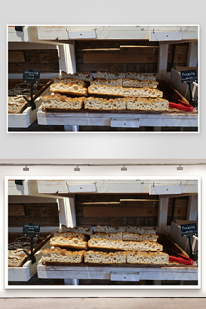 新鲜面包陈列在木质货架上素材下载-众图网